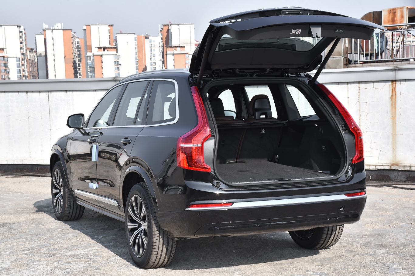 【沃尔沃XC90B5 智行豪华版 5座后备厢开启45度侧拍图片-汽车图片大全】-易车