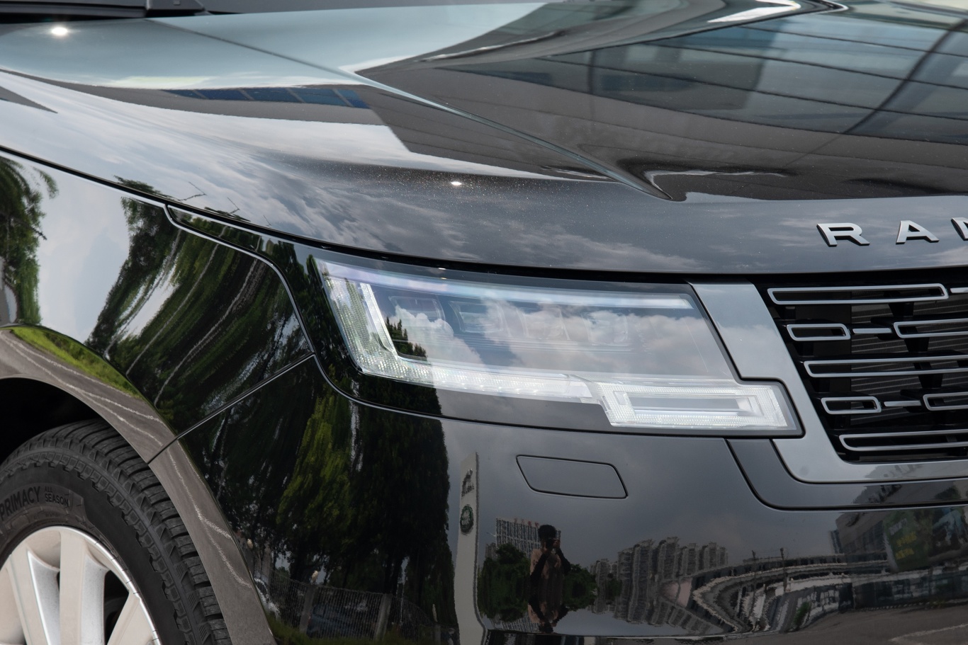 【揽胜3.0 L6 400PS 盛世加长版 5座大灯侧45度俯拍图片-汽车图片大全】-易车