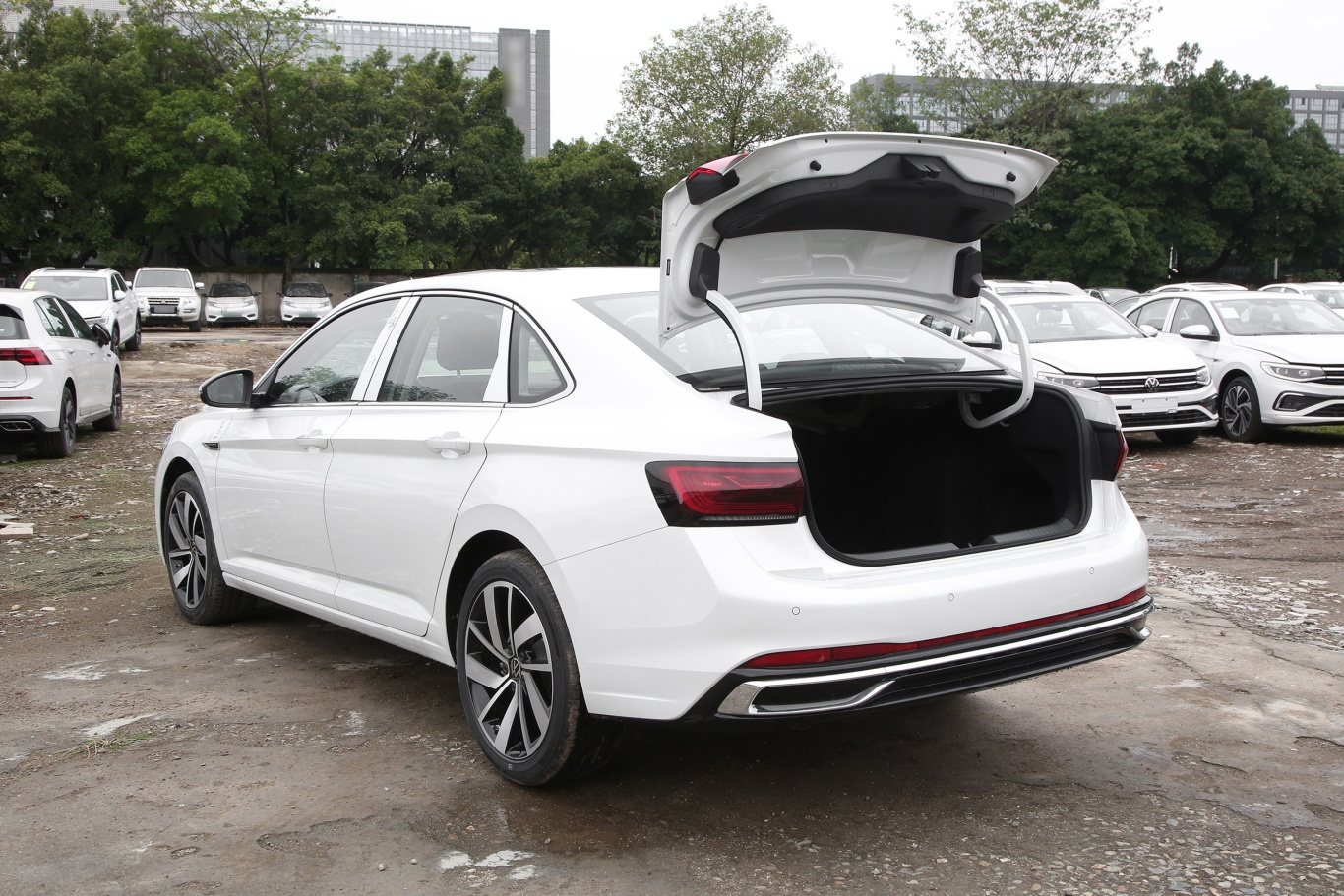 【速腾300TSI 双离合卓越版后备厢开启45度侧拍图片-汽车图片大全】-易车