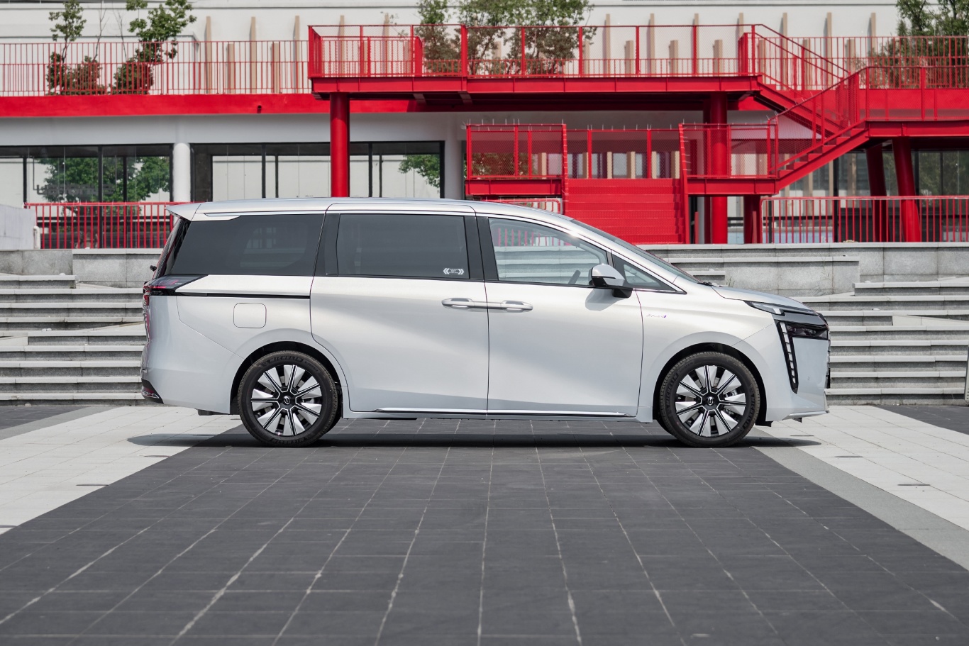 【传祺E8新能源2.0L 150km 龙腾星夜版+正侧车头向右水平图片-汽车图片大全】-易车