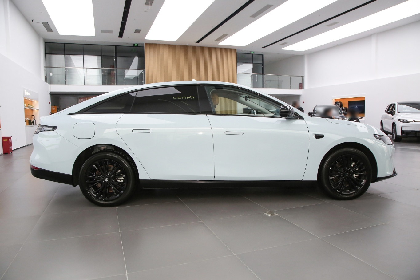 【零跑C01增程版 1.5L 216km 舒享版正侧车头向右水平图片-汽车图片大全】-易车