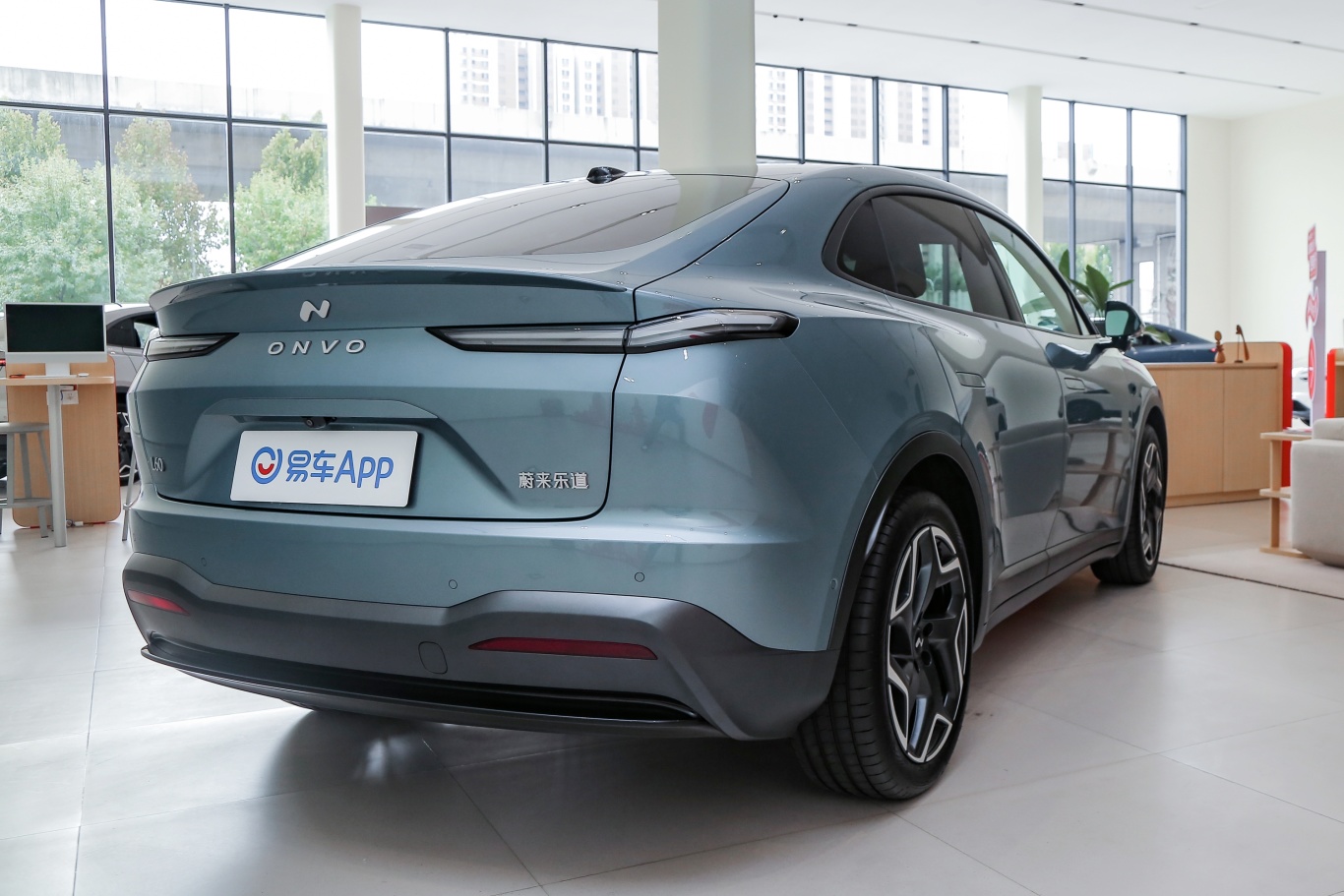 【乐道L60555km 后驱标准续航版侧后45度车头向右水平图片-汽车图片大全】-易车