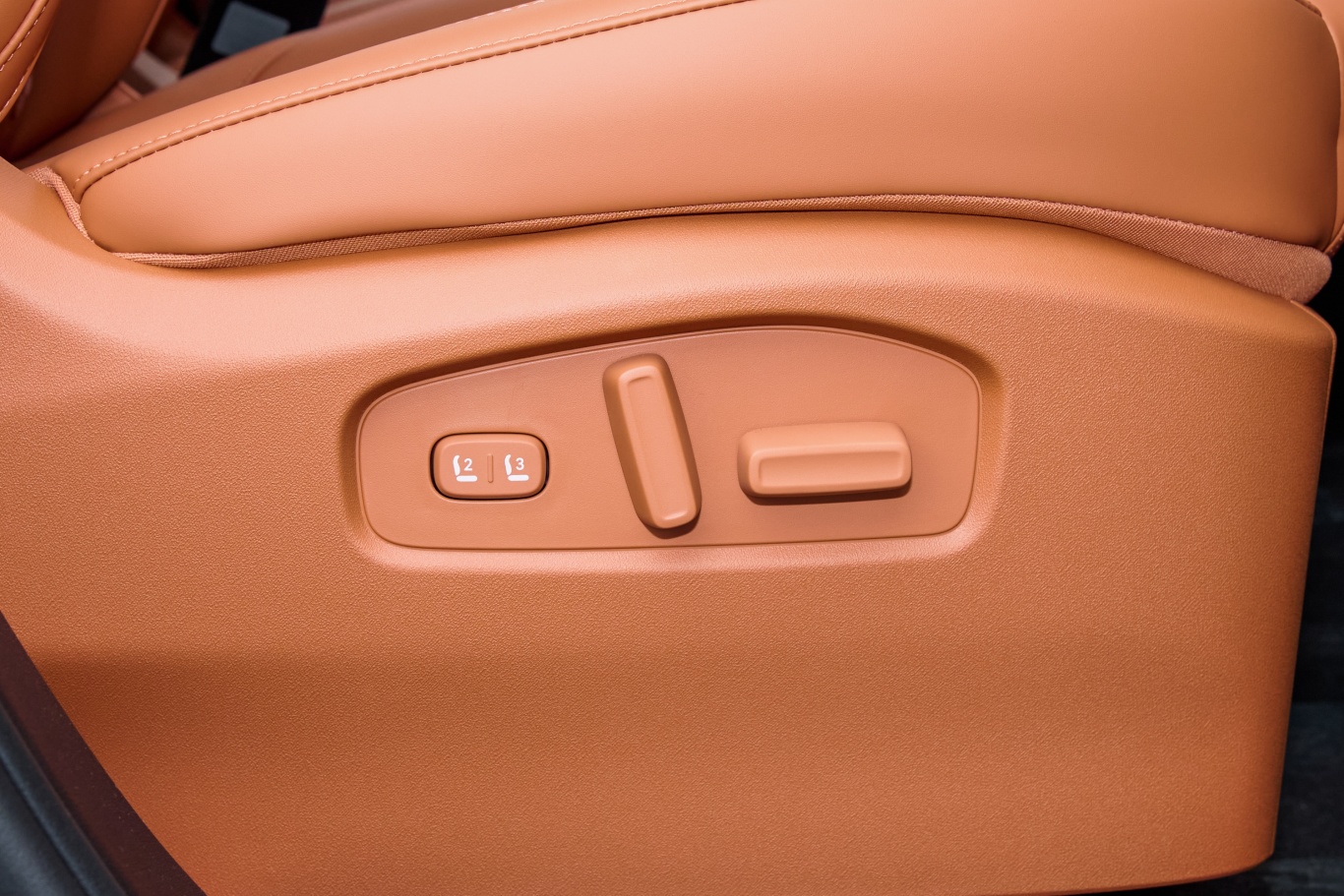 【零跑C16纯电版 520km 智享版后排功能图片-汽车图片大全】-易车