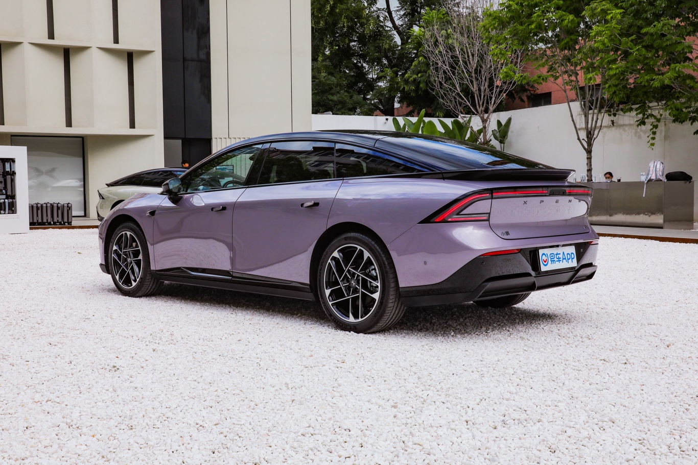 【小鹏P7+725km 超长续航 Max侧后45度车头向左水平图片-汽车图片大全】-易车