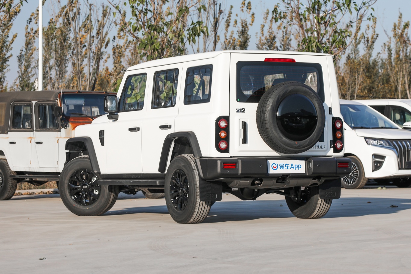 【212 T012.0T 机械师侧后45度车头向左水平图片-汽车图片大全】-易车