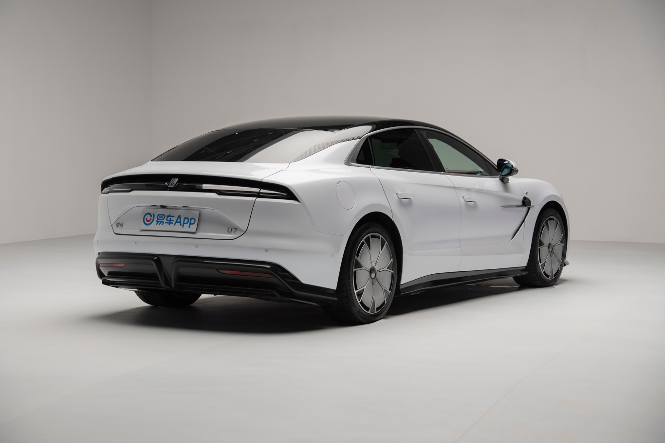 【仰望U7纯电版 720km 旗舰版 4座侧后45度车头向右水平图片-汽车图片大全】-易车