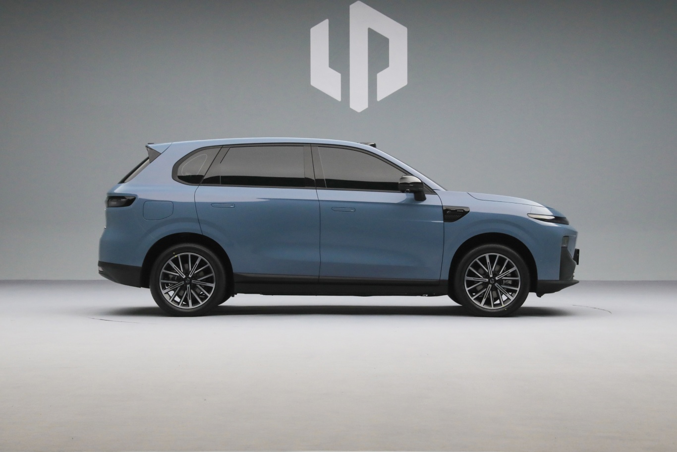 【零跑B10600km 激光雷达版正侧车头向右水平图片-汽车图片大全】-易车