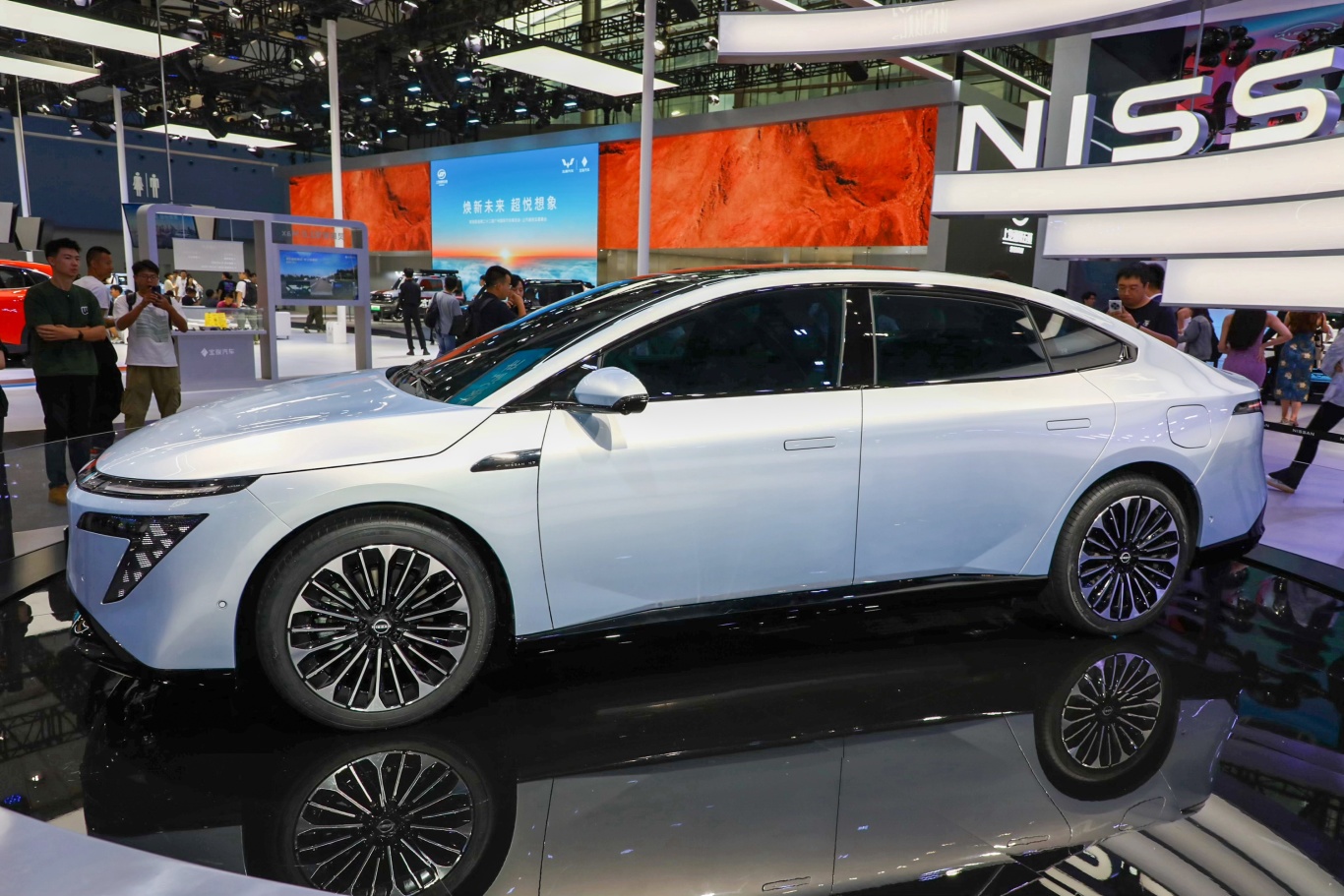 【日产N7标准版正侧车头向左水平图片-汽车图片大全】-易车