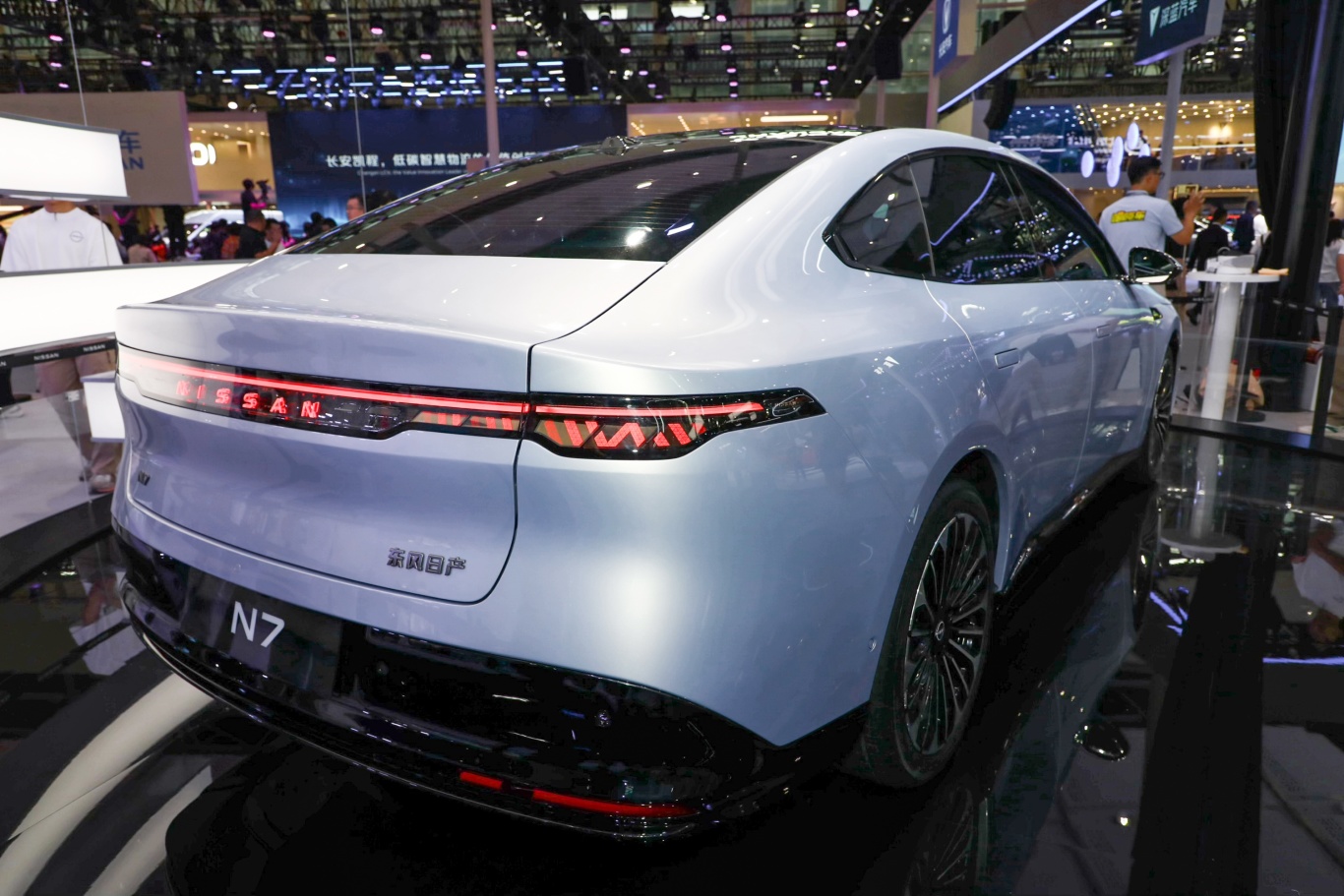 【日产N7标准版侧后45度车头向右水平图片-汽车图片大全】-易车