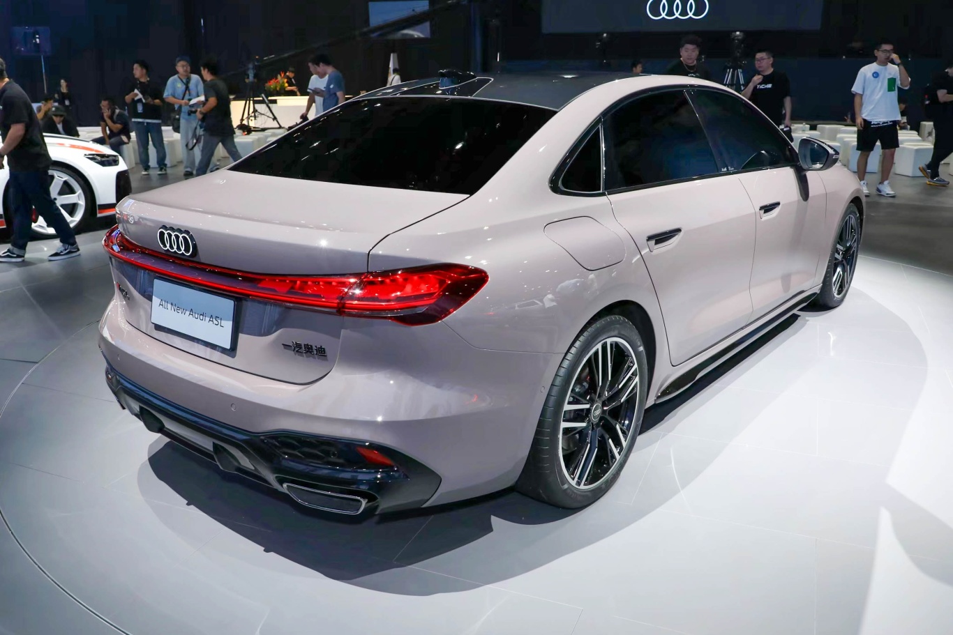 【奥迪A5L2.0T 运动版 quattro侧后45度车头向右水平图片-汽车图片大全】-易车