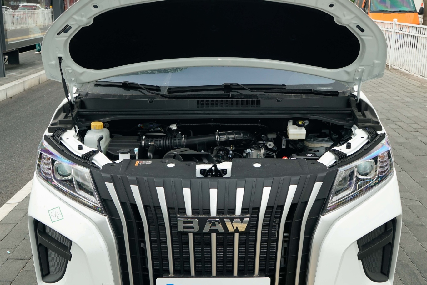 【锐胜王牌M72.0L 手动长轴中级营运舒适版 9座 CNG前舱整体图片-汽车图片大全】-易车