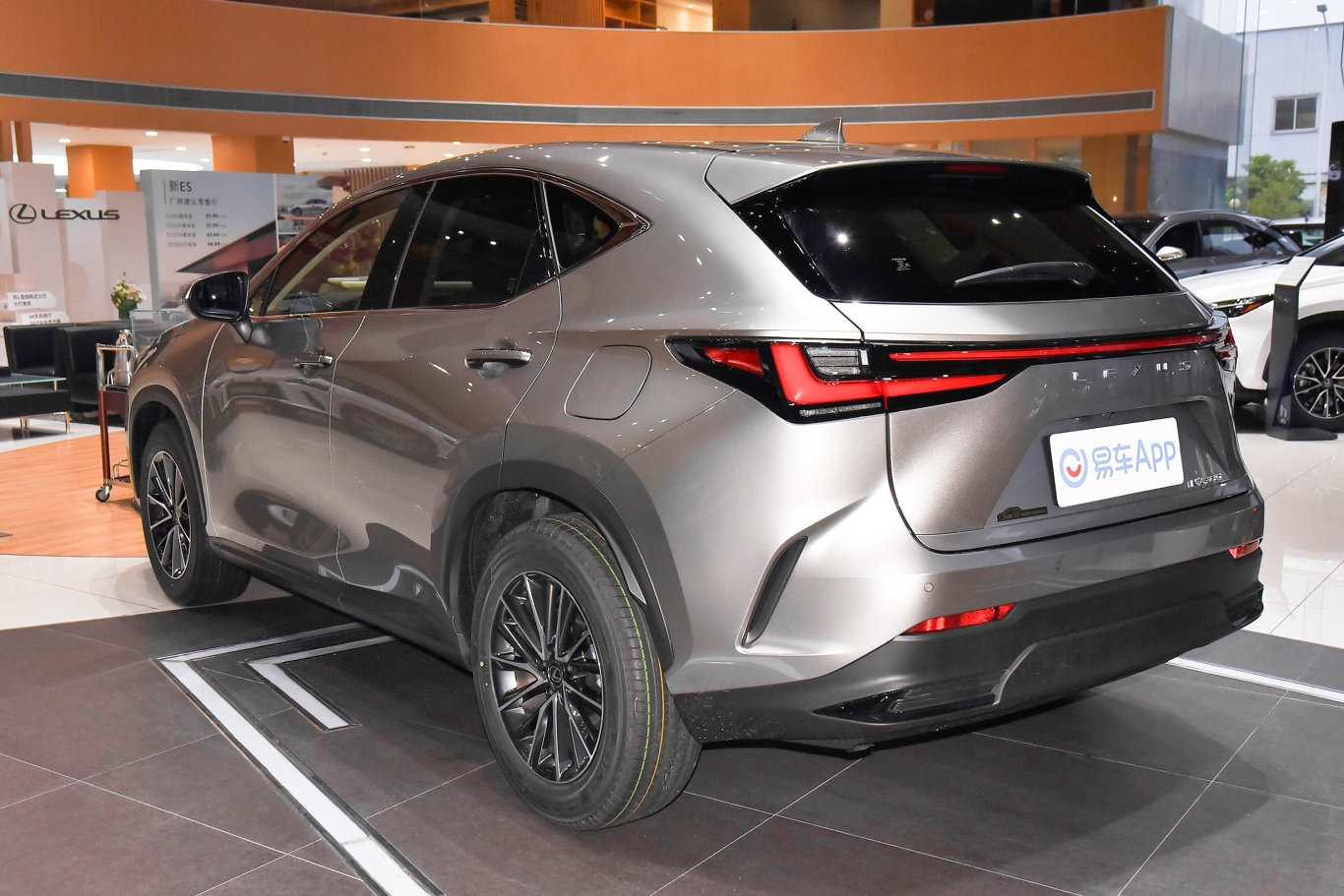 【雷克萨斯NX260 两驱特别版侧后45度车头向左水平图片-汽车图片大全】-易车