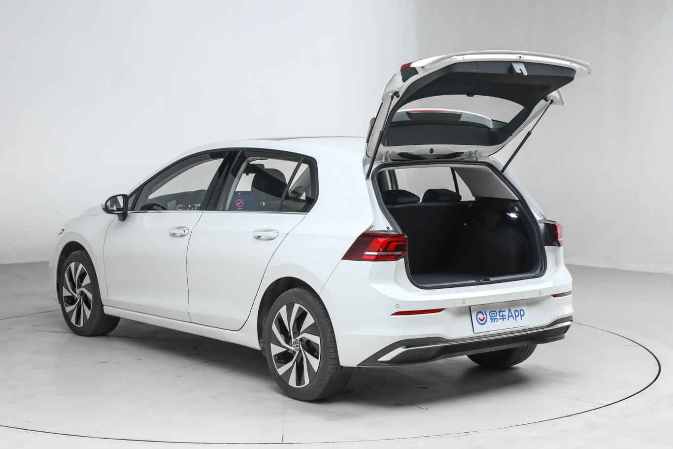 【高尔夫300TSI Pro后备厢开启45度侧拍图片-汽车图片大全】-易车