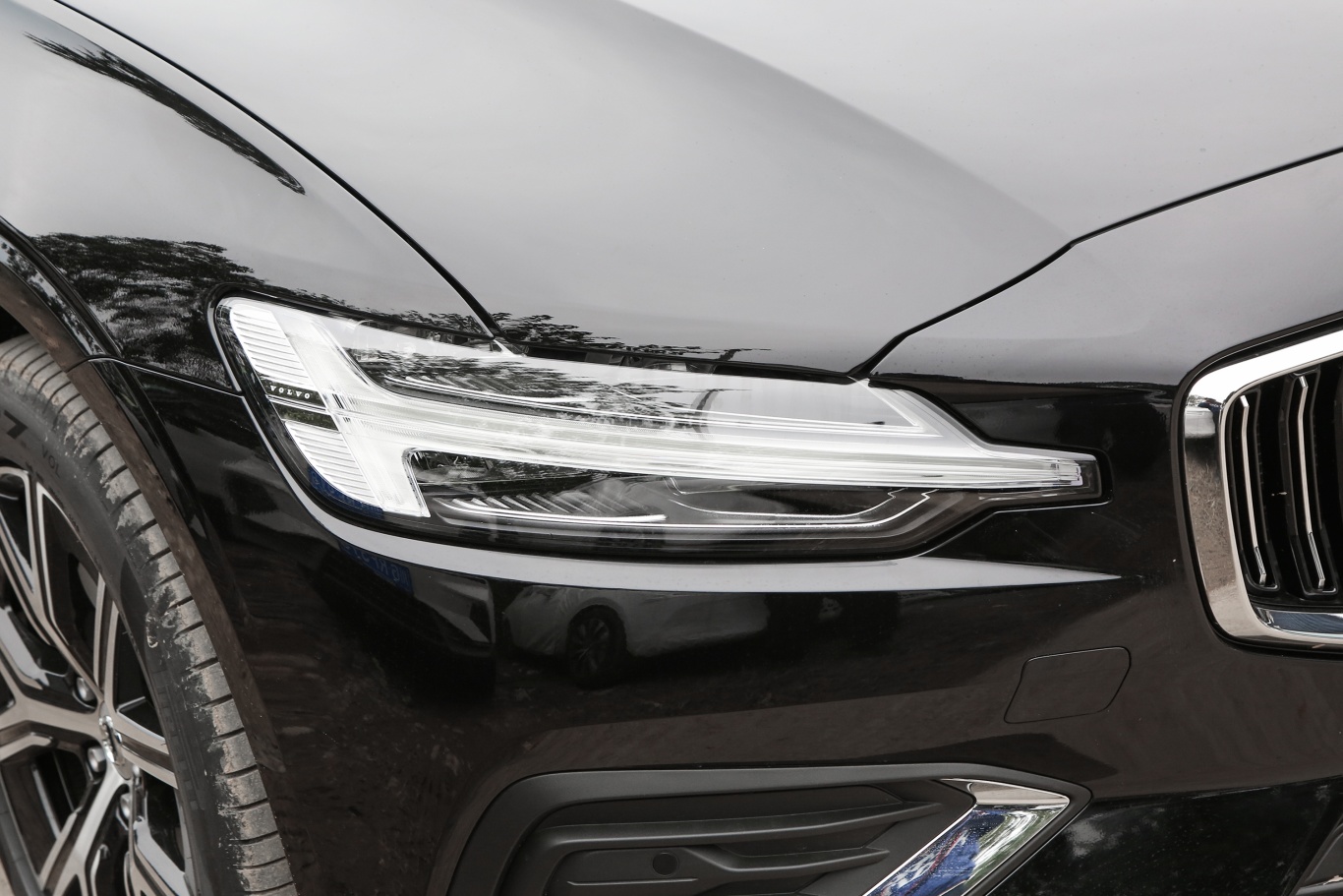 【沃尔沃S60B4 智逸豪华版大灯侧45度俯拍图片-汽车图片大全】-易车