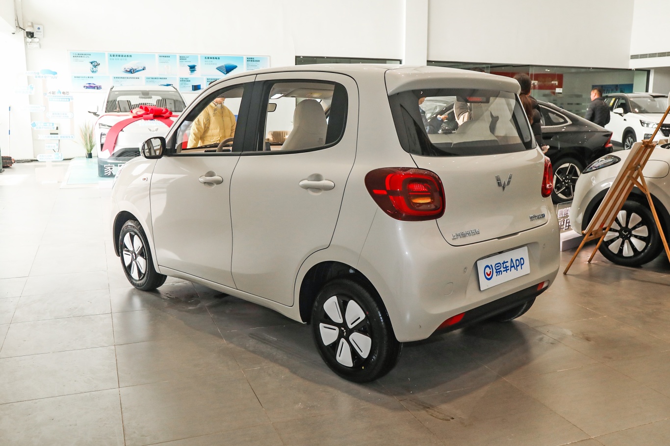 【宏光MINIEV四门版 205km 臻享款侧后45度车头向左水平图片-汽车图片大全】-易车