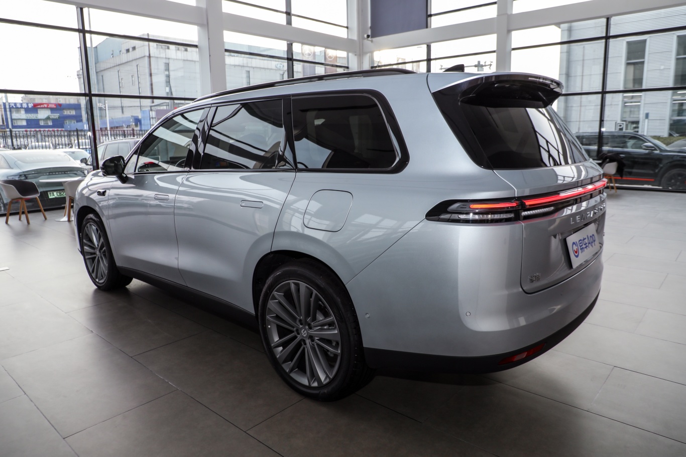 【零跑C16纯电版 520km 尊享版侧后45度车头向左水平图片-汽车图片大全】-易车