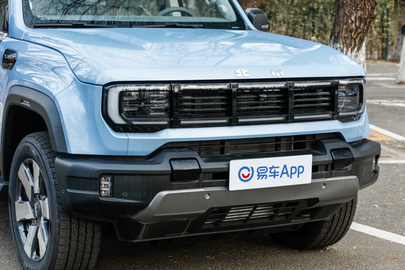 【北京越野BJ40增程1.5T 152km 进阶版前格栅侧俯拍图片-汽车图片大全】-易车