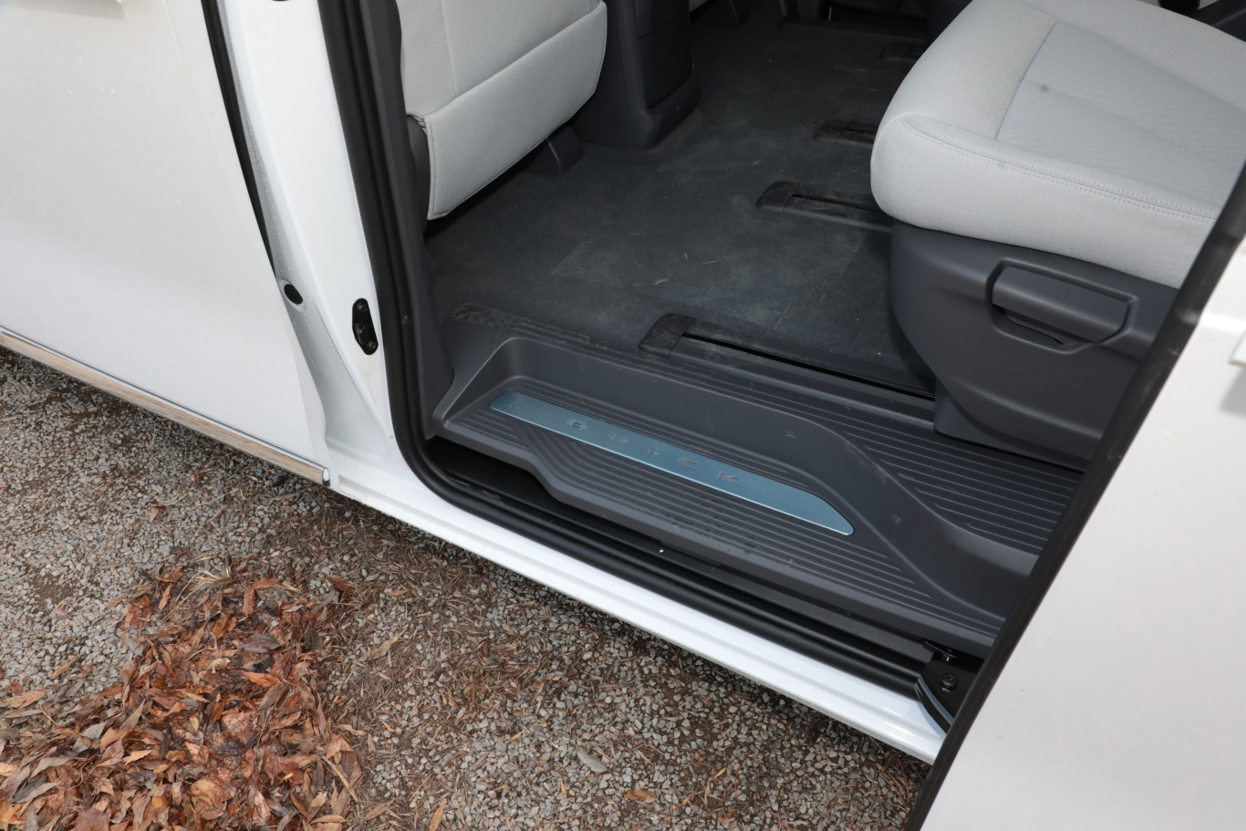 【别克GL8陆尊 2.0T 先享版后排空间图片-汽车图片大全】-易车