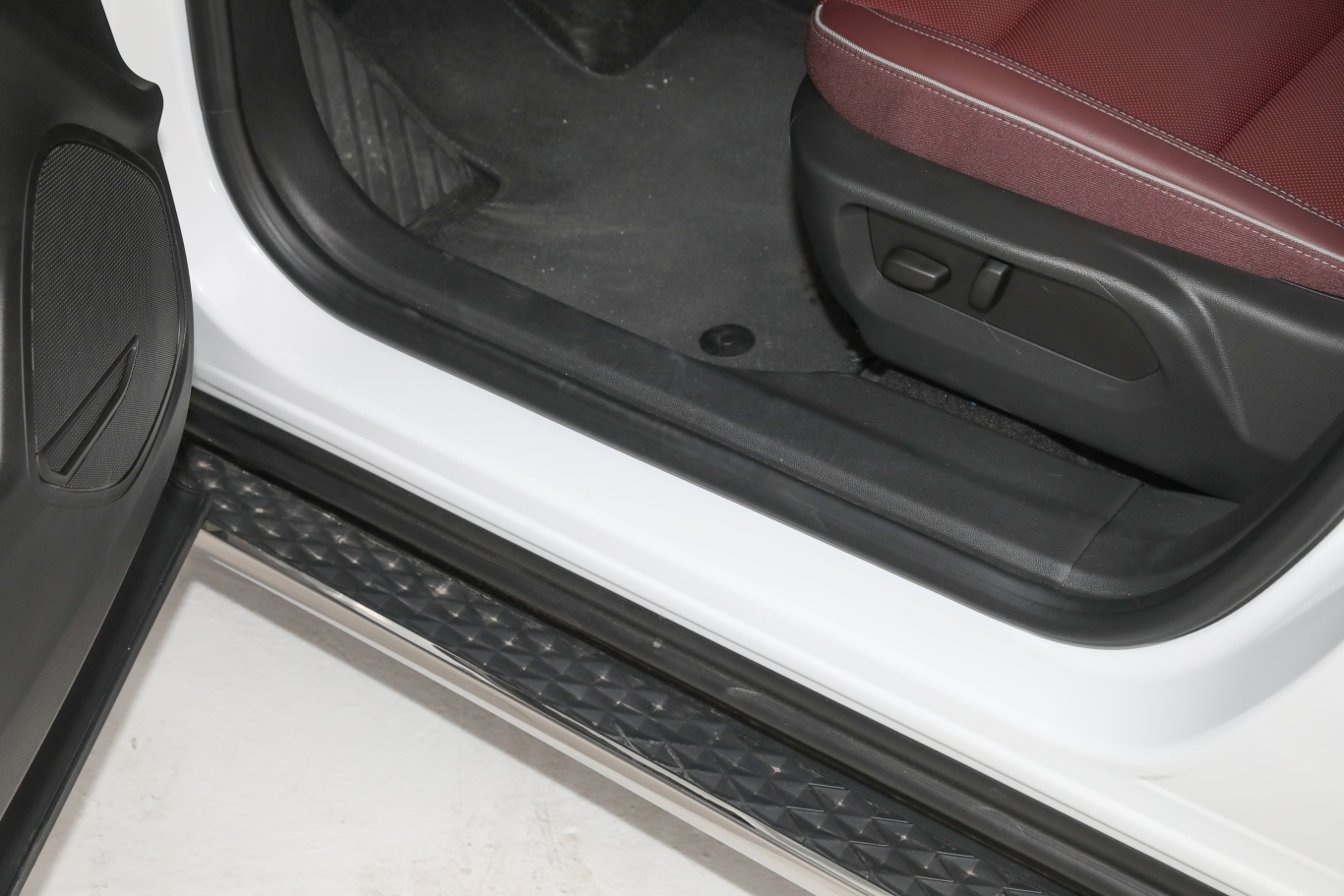 【昂科威昂科威Plus 28T 两驱白金版前排迎宾踏板图片-汽车图片大全】-易车