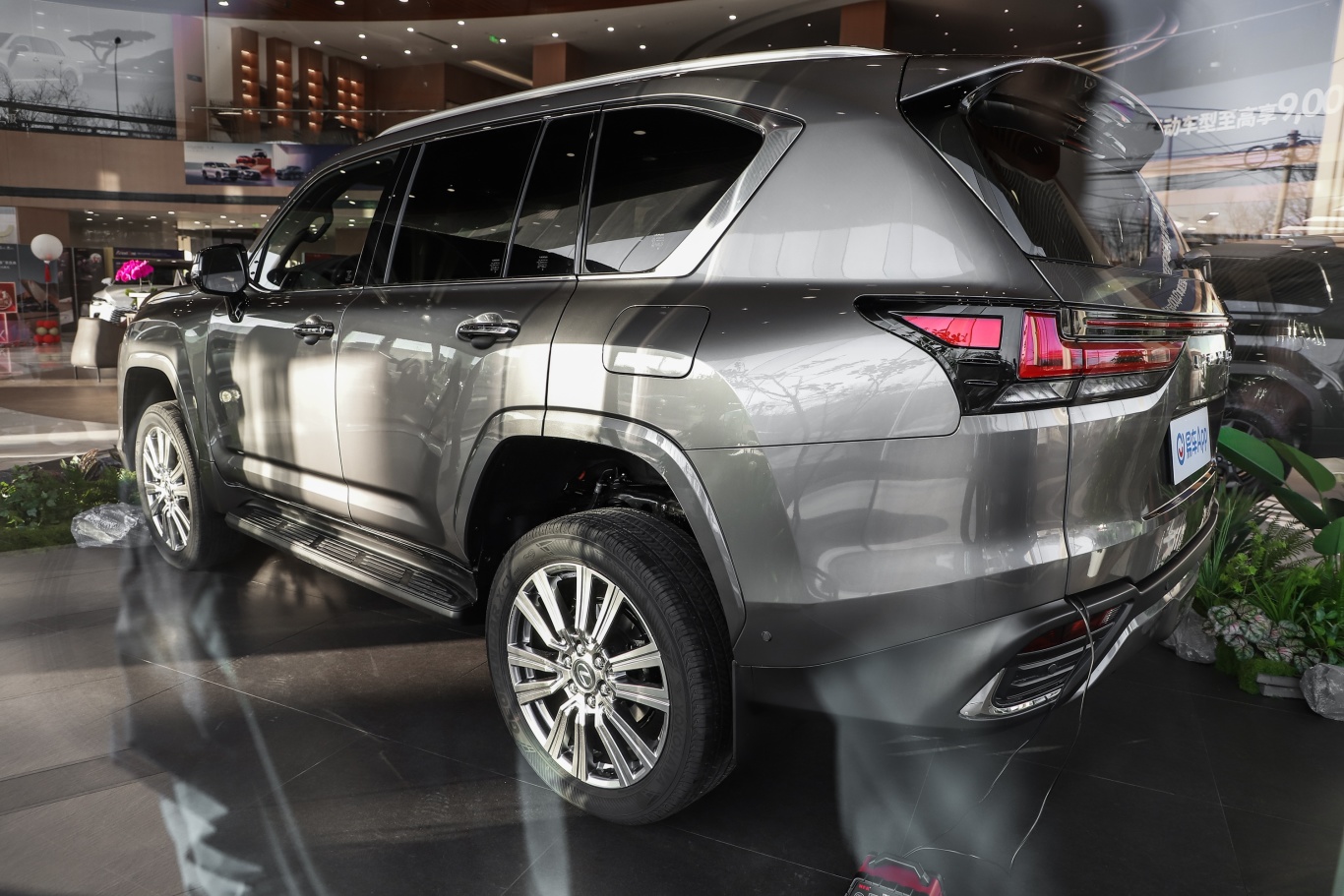 【雷克萨斯LXLX700h VIP领世版侧后45度车头向左水平图片-汽车图片大全】-易车