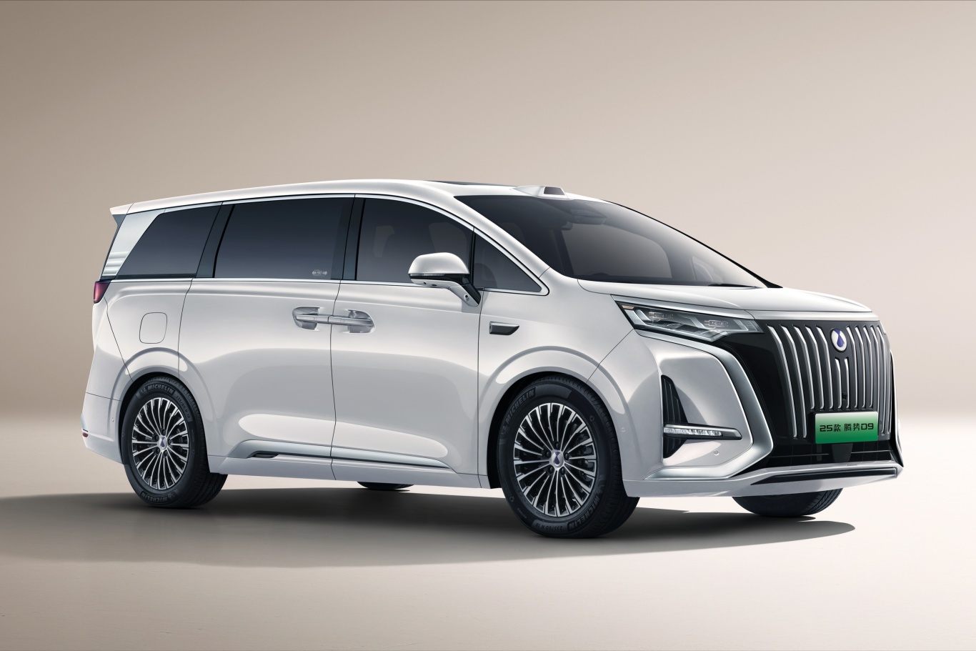 【腾势D9EV 智驾版 600km 四驱旗舰型图片-汽车图片大全】-易车