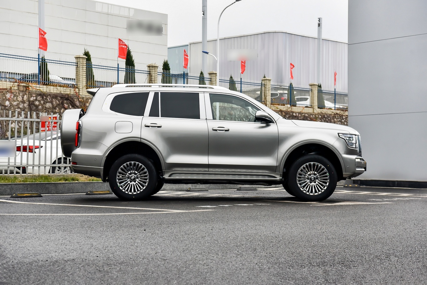 【坦克500新能源2.0T Hi4-Z正侧车头向右水平图片-汽车图片大全】-易车