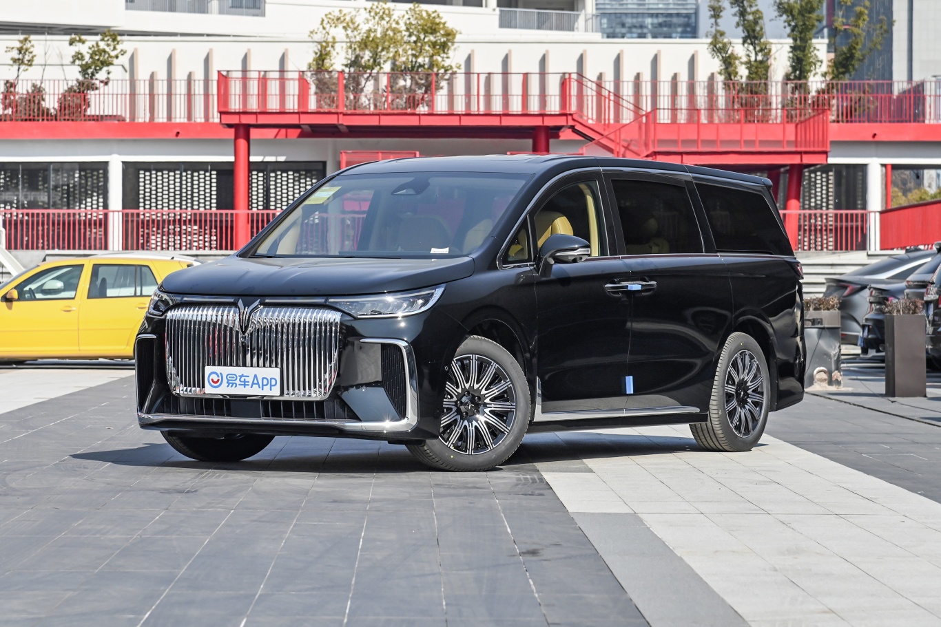 【岚图梦想家纯电动 650km 四驱卓越鲲鹏版侧前45度车头向左水平图片-汽车图片大全】-易车