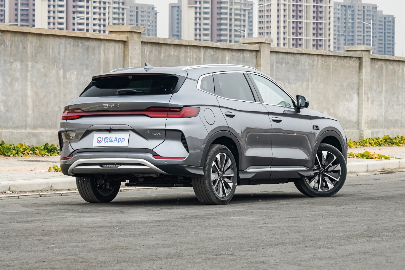 【宋PLUS新能源EV 智驾版 520km 豪华型侧后45度车头向右水平图片-汽车图片大全】-易车