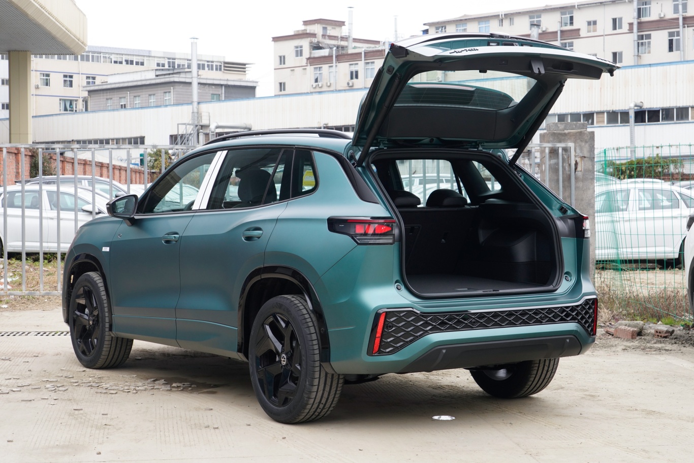 【探岳探岳L 330TSI 两驱精英City包后备厢开启45度侧拍图片-汽车图片大全】-易车