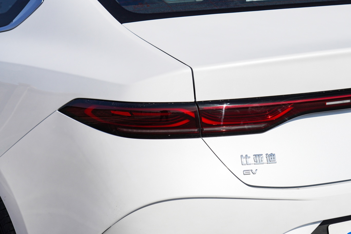 【秦PLUS新能源EV 智驾版 510km 领先型尾灯侧45度俯拍图片-汽车图片大全】-易车