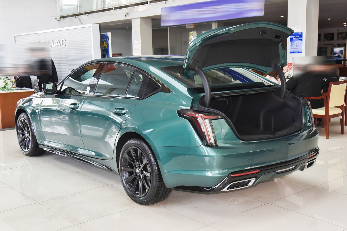 【凯迪拉克CT528T 赛道性能版后备厢开启45度侧拍图片-汽车图片大全】-易车