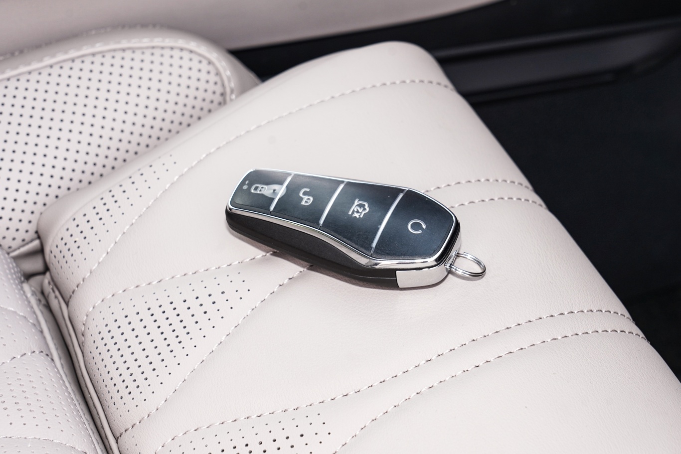 【唐新能源DM-i 智驾版 1.5T 115km 前驱旗舰型 7座钥匙正面图片-汽车图片大全】-易车