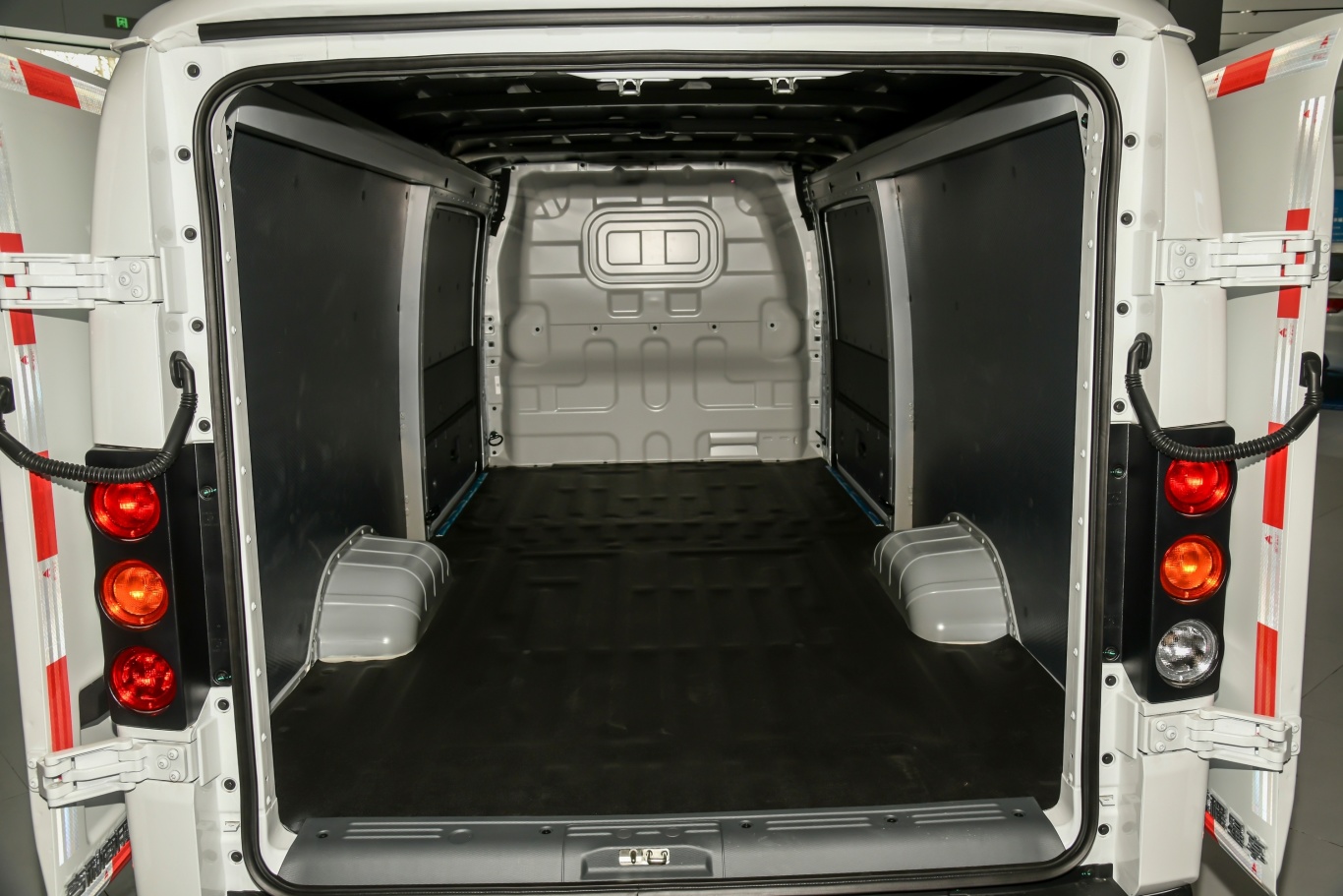 【远程星享V星享V7E 355km 超值版 国轩高科 51.456kWh后备厢空间特写图片-汽车图片大全】-易车