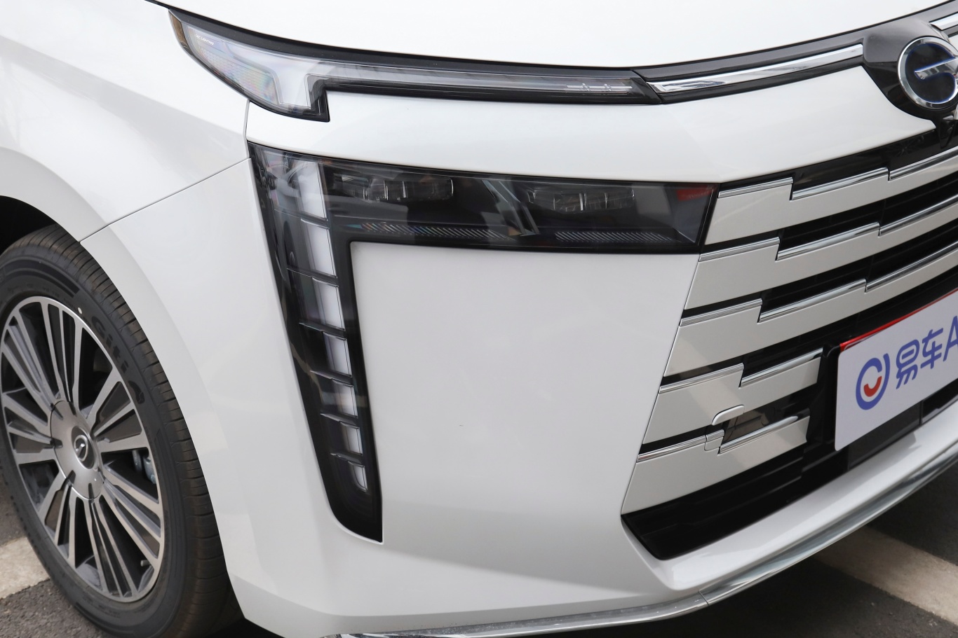 【传祺E8新能源2.0L 150km PRO+大灯侧45度俯拍图片-汽车图片大全】-易车