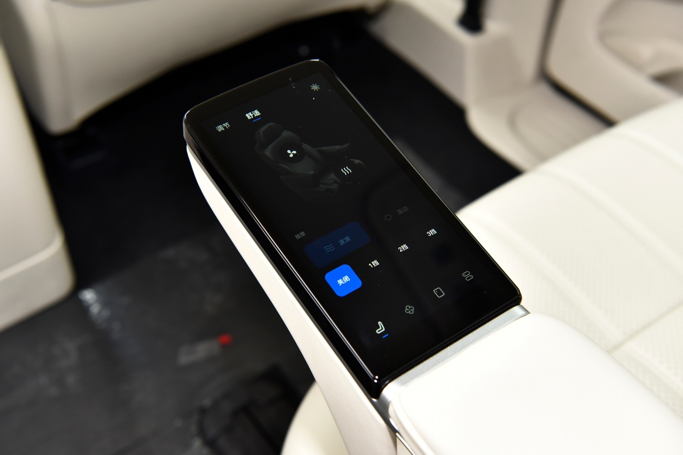 【岚图梦想家插电混动 1.5T 235km 四驱尊贵乾崑版后排功能图片-汽车图片大全】-易车