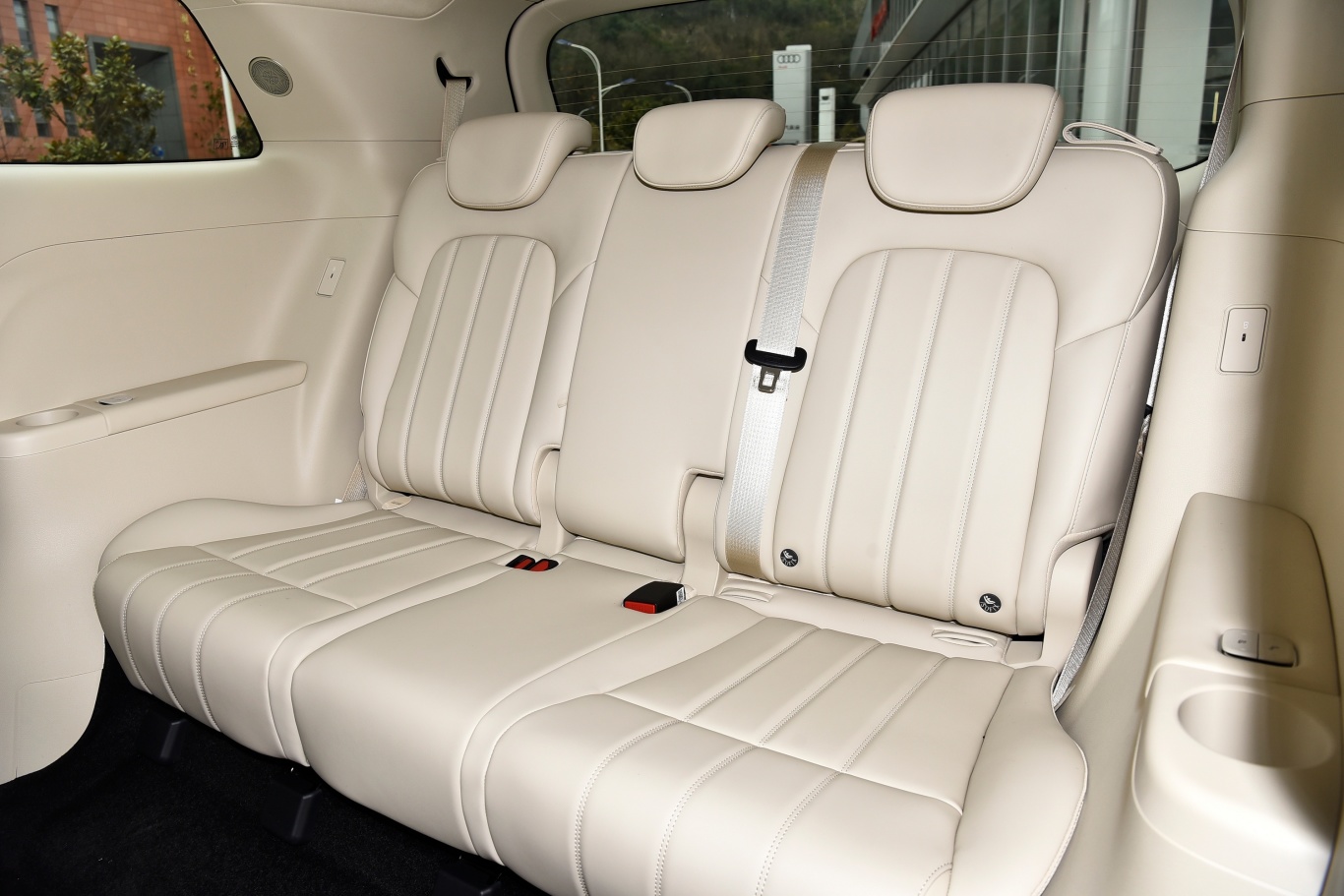 【岚图梦想家插电混动 1.5T 235km 四驱尊贵乾崑版第三排座椅图片-汽车图片大全】-易车