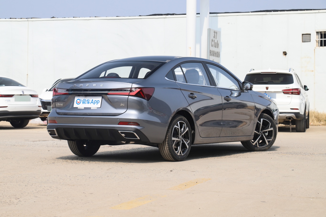 【荣威i51.5L CVT尊荣版侧后45度车头向右水平图片-汽车图片大全】-易车