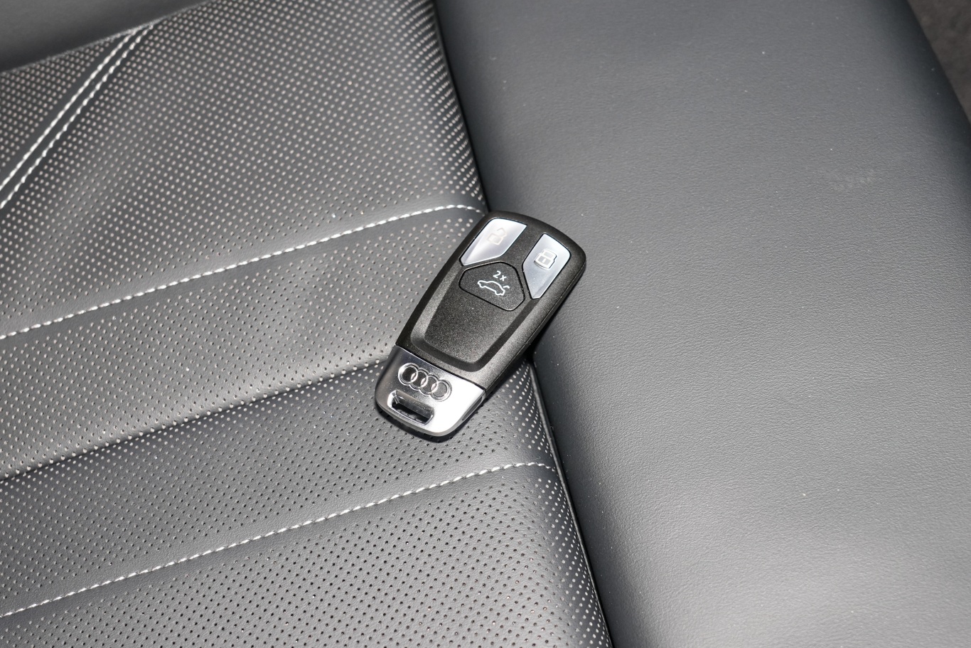 【奥迪Q5Lquattro 45周年典藏版 40 TFSI 豪华动感型钥匙正面图片-汽车图片大全】-易车