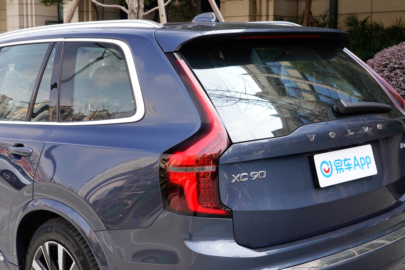 【沃尔沃XC90改款 B6 智雅豪华版 7座尾灯侧45度俯拍图片-汽车图片大全】-易车