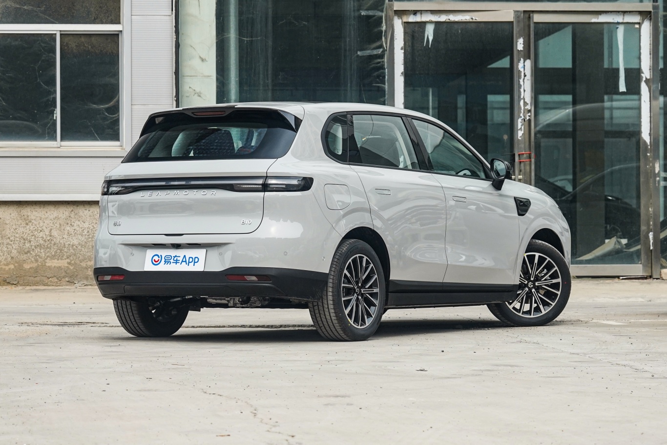 【零跑B10510km 悦享版侧后45度车头向右水平图片-汽车图片大全】-易车