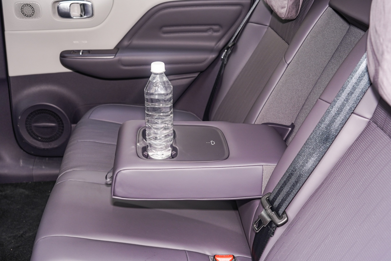 【零跑B10510km 悦享版后排(第二排)杯架图片-汽车图片大全】-易车