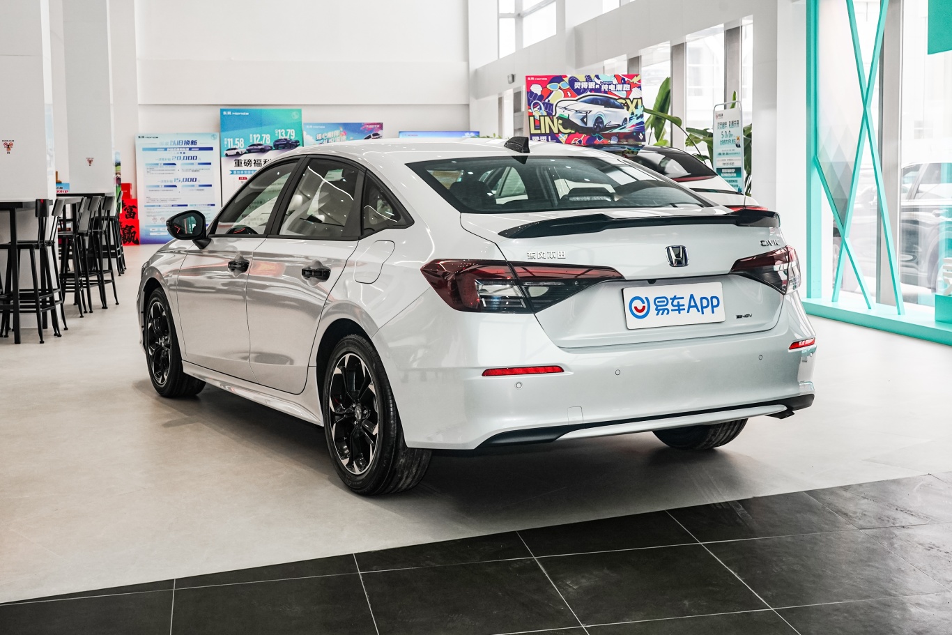 【思域e:HEV 2.0L E-CVT混动Pro侧后45度车头向左水平图片-汽车图片大全】-易车