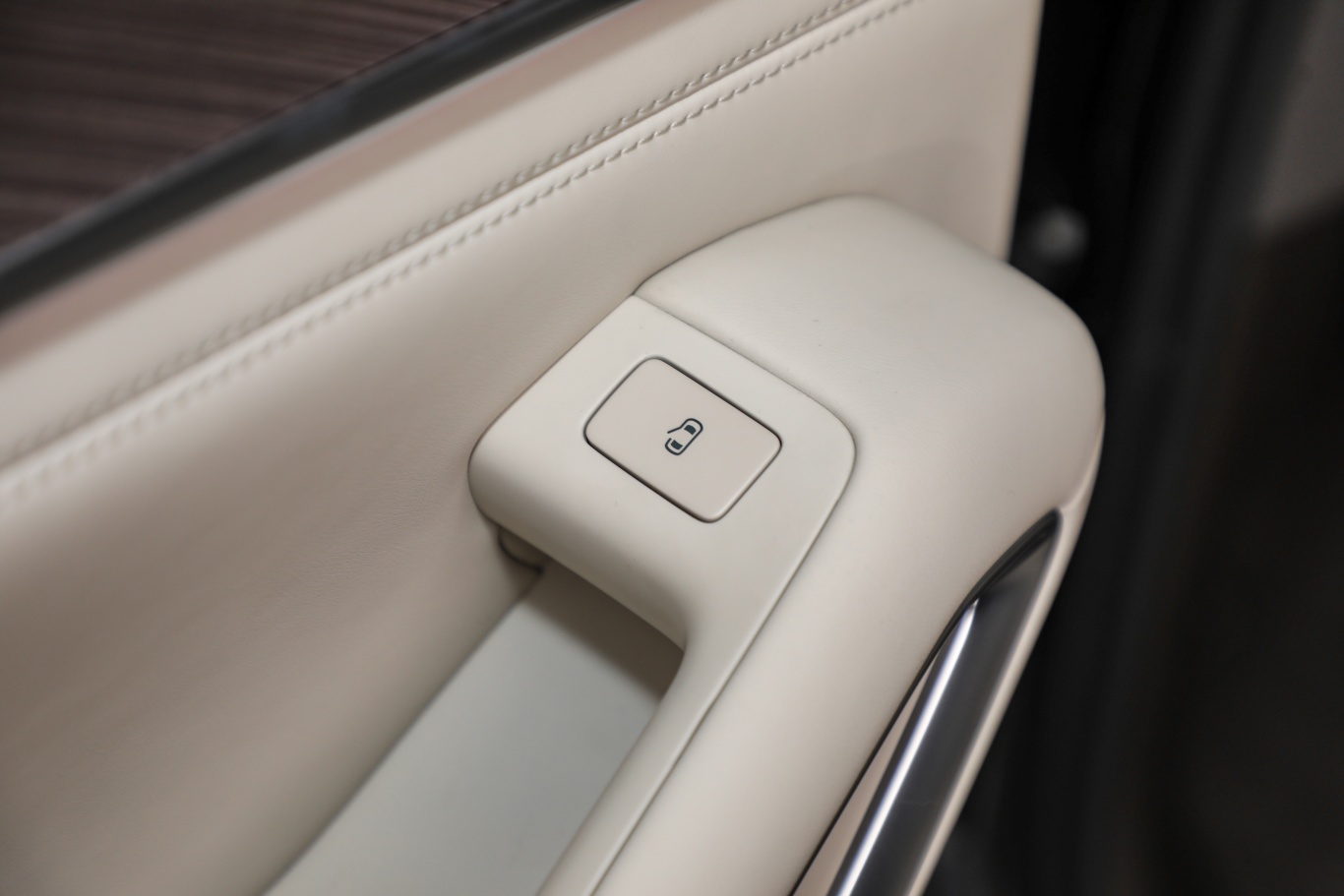 【腾势N92.0T 202km 旗舰型后排功能图片-汽车图片大全】-易车