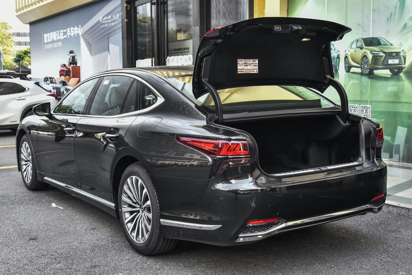 【雷克萨斯LS500h 豪华版后备厢开启45度侧拍图片-汽车图片大全】-易车