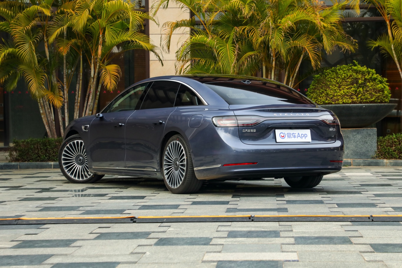 【享界S9增程版 365km 后驱Ultra侧后45度车头向左水平图片-汽车图片大全】-易车