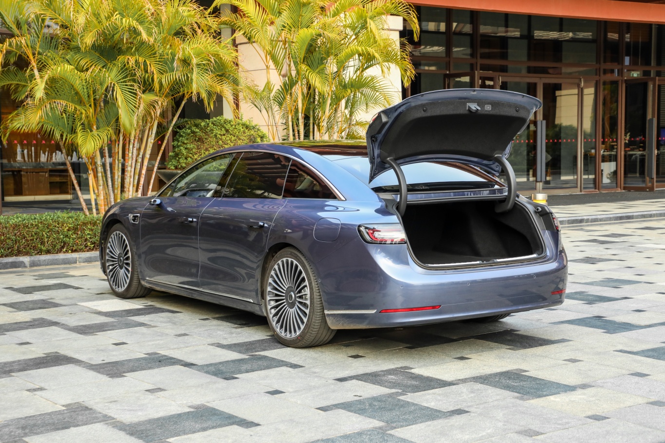 【享界S9增程版 365km 后驱Ultra后备厢开启45度侧拍图片-汽车图片大全】-易车