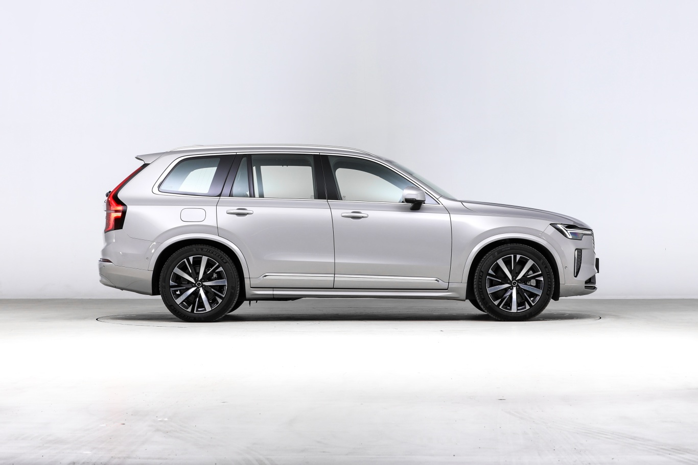 【沃尔沃XC90 插电混动改款 2.0T 62km 智尊豪华版 7座正侧车头向右水平图片-汽车图片大全】-易车