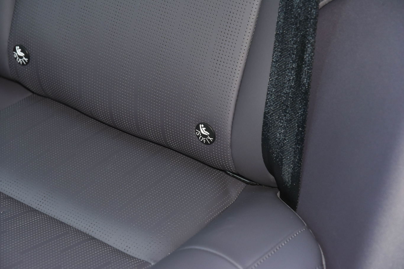 【零跑B10600km 激光雷达版儿童座椅接口图片-汽车图片大全】-易车