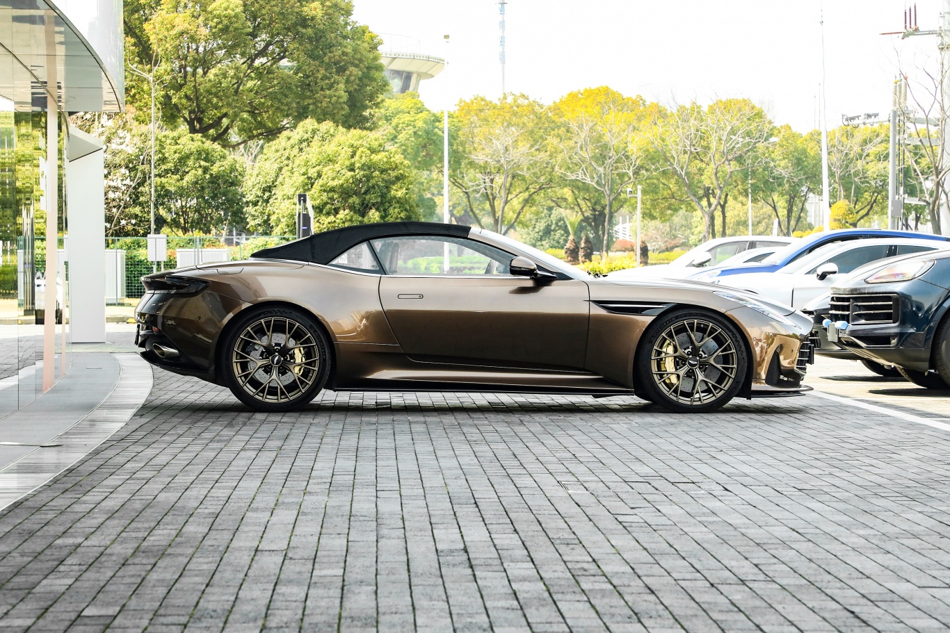 【阿斯顿·马丁DB124.0T V8 Volante正侧车头向右水平图片-汽车图片大全】-易车