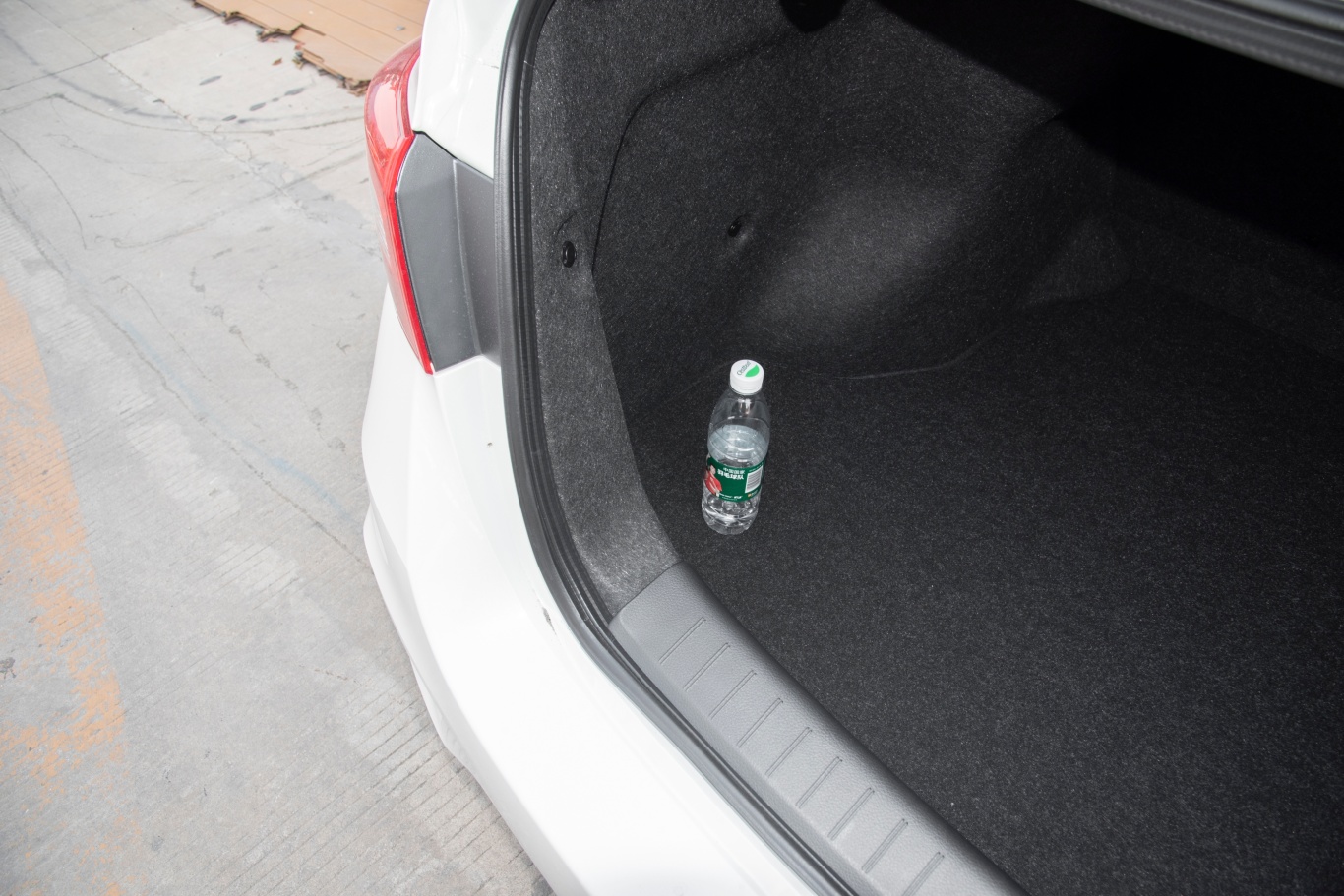 【轩逸改款 经典 1.6L XE 大屏版后备厢图片-汽车图片大全】-易车